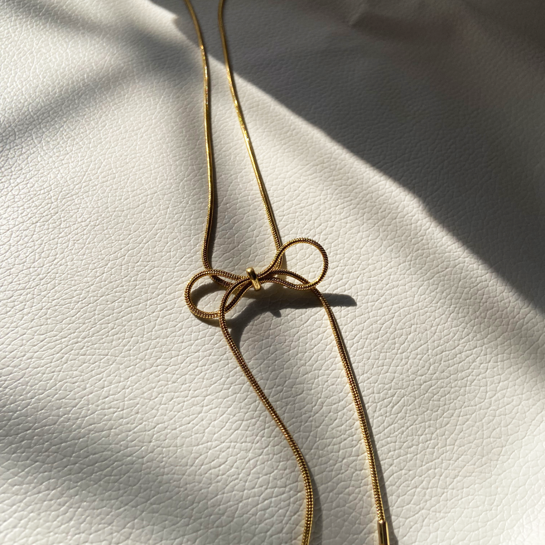 Rosa Bow Chain Elegance – VETRA